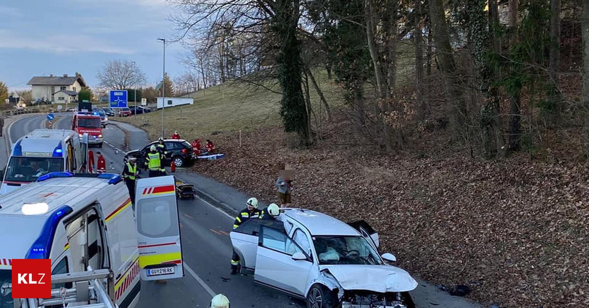 Nestelbach bei Graz: Unfall mit mehreren Pkw fordert zwei Schwerverletzte