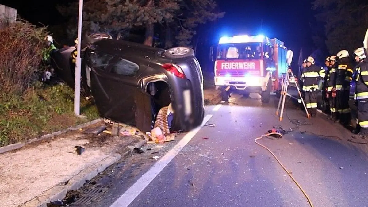 Verkehrsunfall: Anrainer und Feuerwehrmann retten Frau aus brennendem Wrack