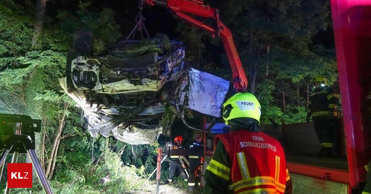 Über Kreisverkehr gefahren: Vier Tote bei Verkehrsunfall in Niederösterreich