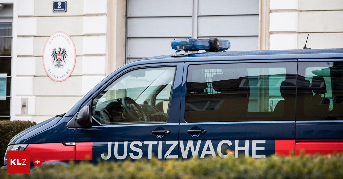 Syrer sitzt bei Einvernahme in einer Glas-Stahl-Konstruktion