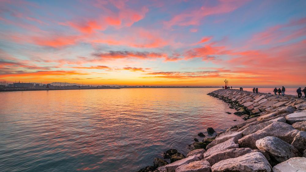 Rimini im Winter: Fantastische Lichtspiele am verwaisten Strand