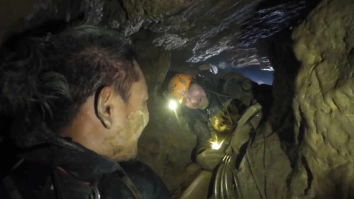 Vientiane/Bangkok: Erster Goldsucher aus Höhle in Laos geborgen