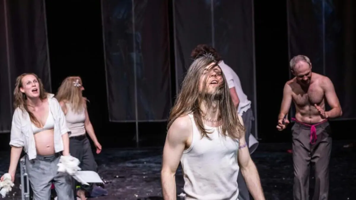 Wien/Bregenz: "Human" des aktionstheater ensembles als fahriges Lamento