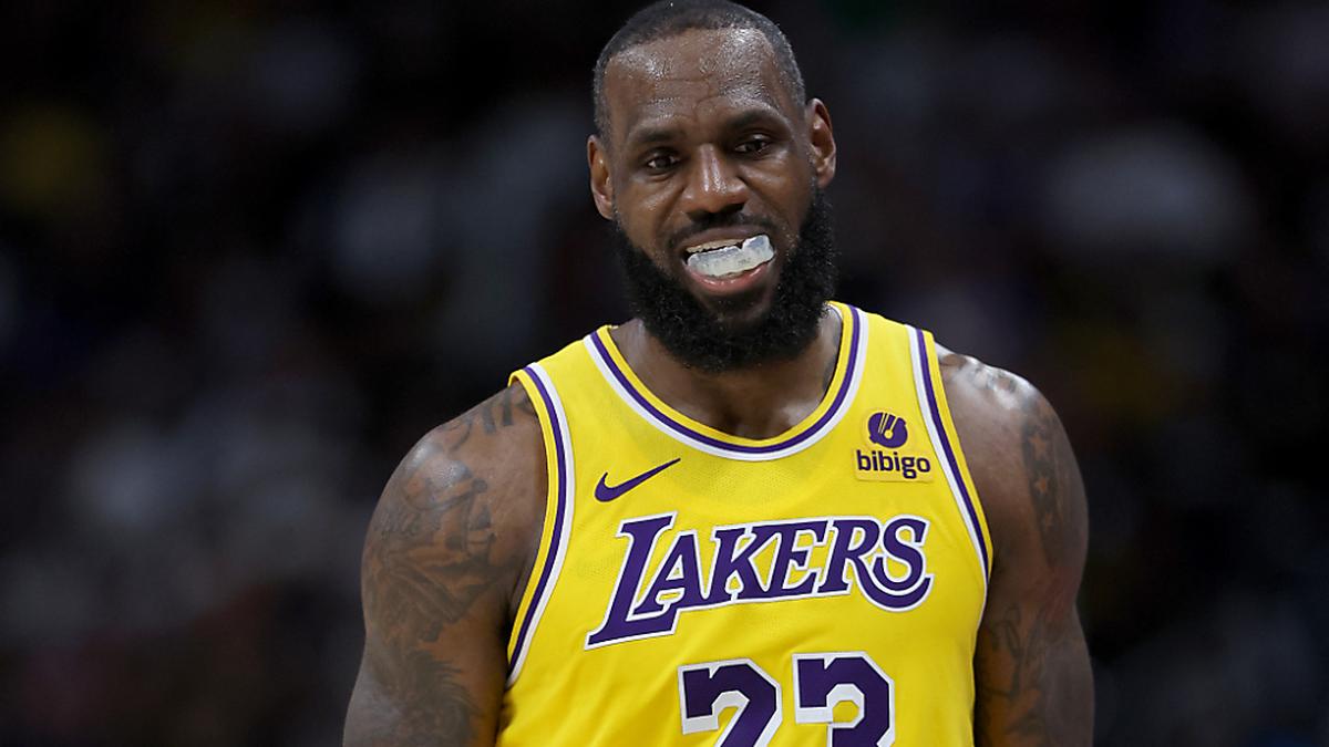 Einfache Sprache: Der Basketballer Lebron James und sein Sohn haben ...