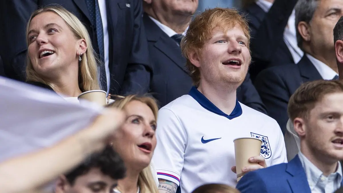 UEFA Euro 2024: Prominenter Besuch: Ed Sheeran feiert, leidet und singt mit den Engländern