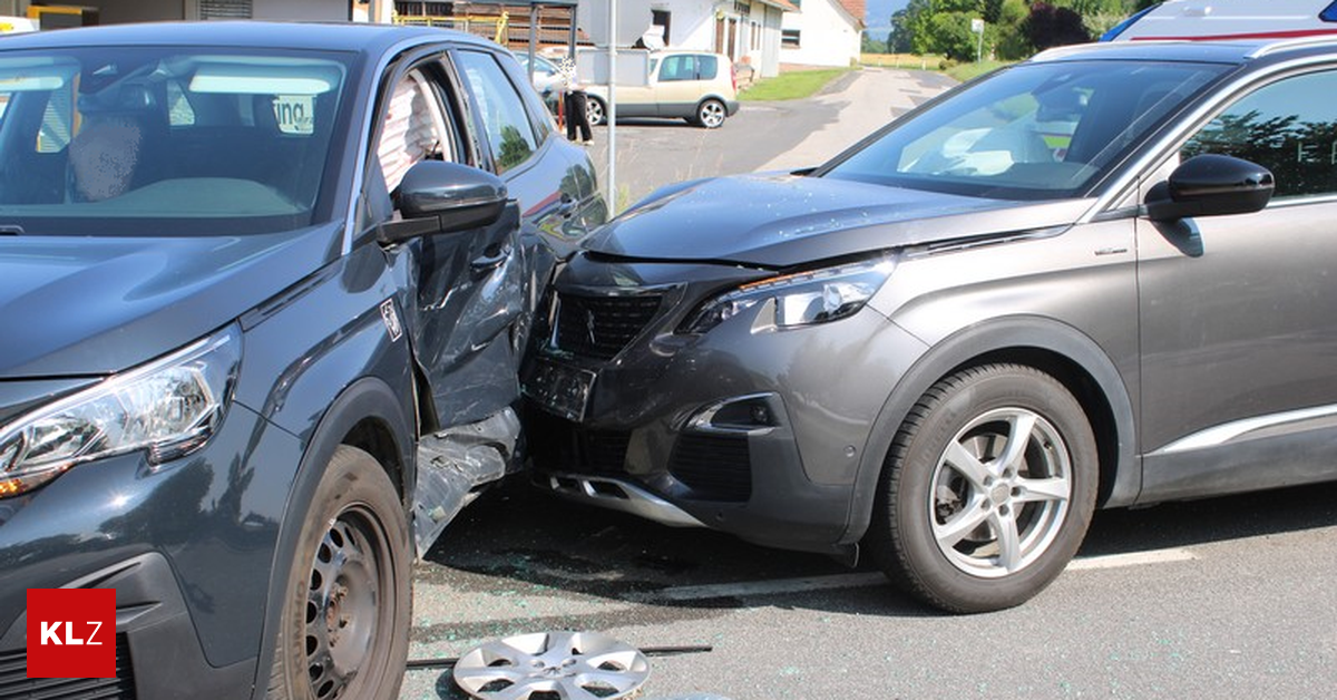 Unfall auf B54: Zwei Personen nach Kollision an Kreuzung verletzt