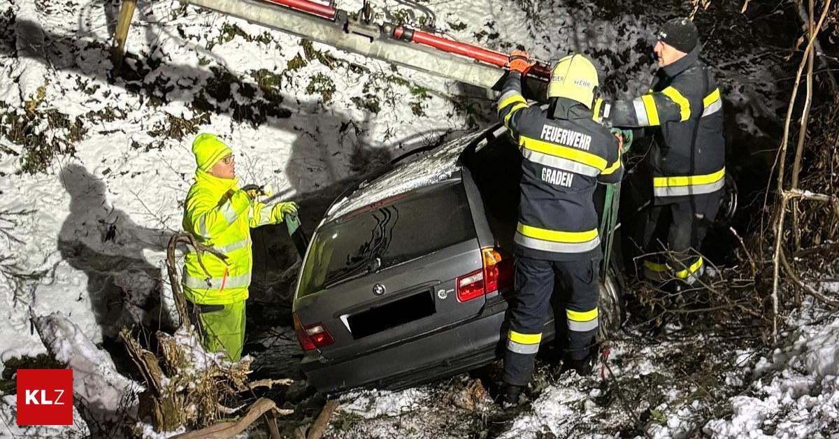 Lenker kam von schneeglatter Fahrbahn ab und landete in Graben